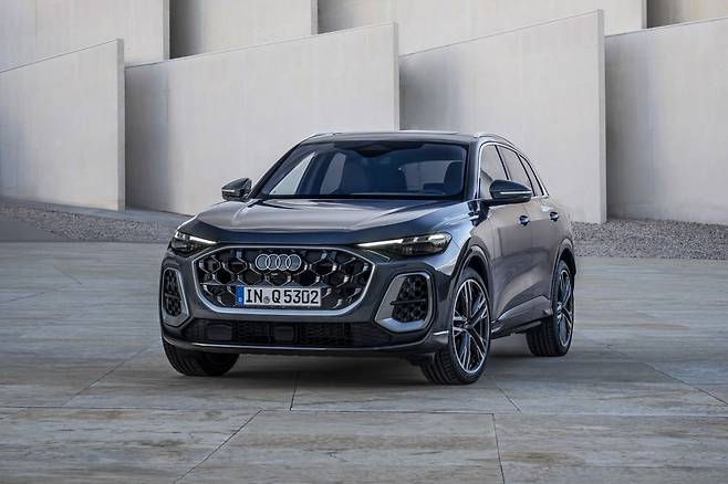 GV70, X3는 이제 끝? 아우디 Q5 풀체인지의 충격! | 두맨카