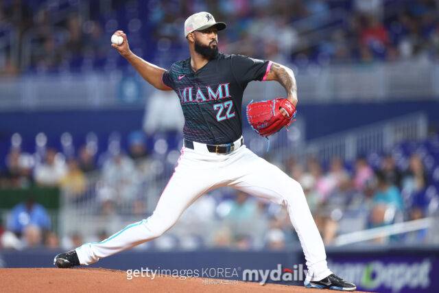 사이영상→토미존→컴백→ERA 79위…161km 에이스, 트레이드 루머에 입 열다 "모두 안다, 내가 여기 있고 싶어 하는걸"