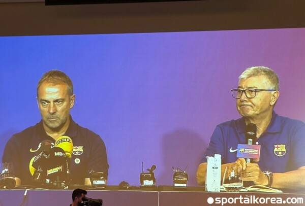 현장스케치 선수 노쇼 15년만 방한 바르셀로나 감독 혼자 왔다장내 술렁 플릭 홀로 기자회견 경기 앞두고 있어 선수 참석 어려워져