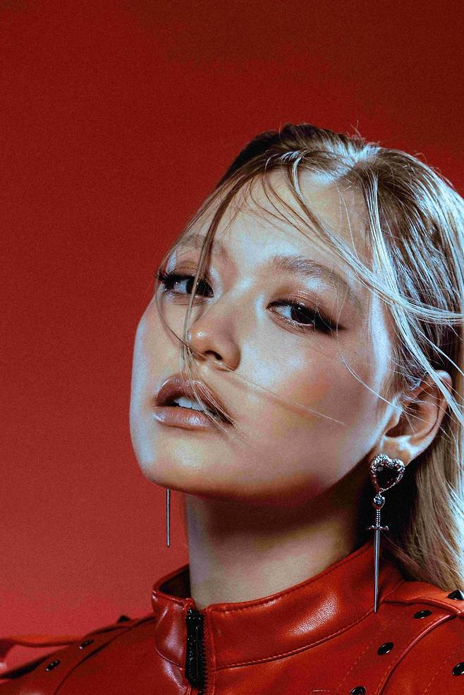 JYP 신예 걸그룹 GIRLSET, ‘Commas’ 티저 공개…레드 아우라 폭발