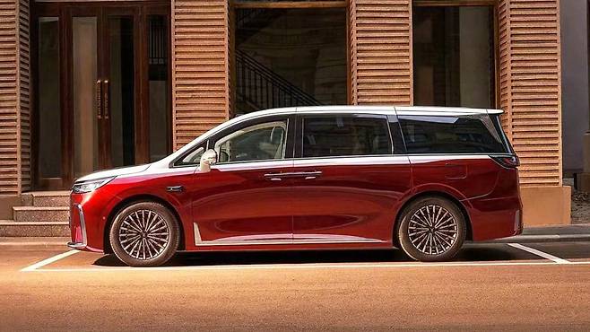 “1시간 만에 10,000대 완판”… 10분 충전에 1530km 달리는 미니밴 등장! | EV-Hotissue