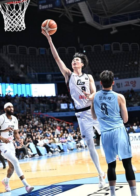 [BK 리뷰] ‘높고 높은 숀 롱+송교창’ KCC, 소노 제압 … 시즌 첫 4연승