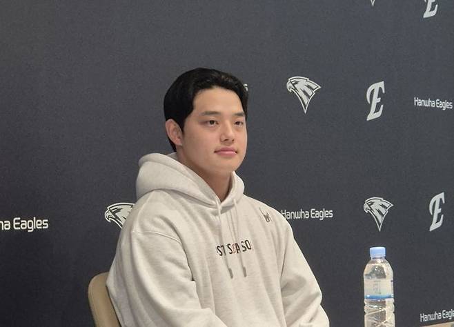 'PO MVP' 한화 문동주 "사인 잘 내준 최재훈 선배가 진짜 MVP"[PO]