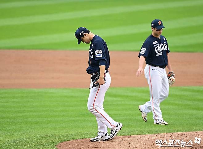 'PO MVP' 문동주, 불펜 전력투구→4일 휴식 후 등판 독 됐나?…데뷔 첫 KS 선발 4⅓이닝 4실점 교체 [KS1]