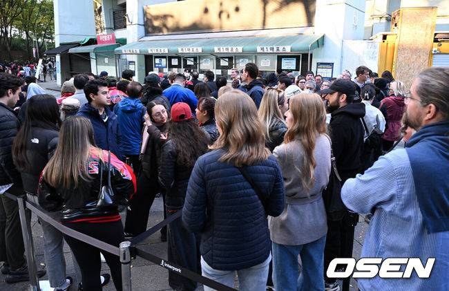 이렇게 추운 날 야구라니, 그런데 매진됐다! LG-한화 2차전도 2만3750석 만원사례…PS 누적 관중 28만명 돌파 [KS2]