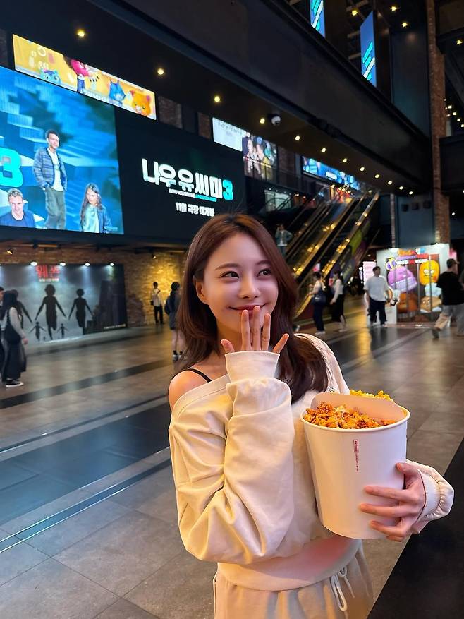 이혼 후 깜짝 근황 아옳이, 럽스타그램인데 팔이 왜 저래? | FashionNavi