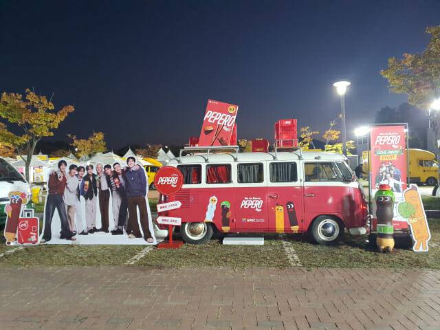 [르포] "韓 치킨, 소문대로 맛있어요"…APEC 참가자들, KB금융·롯데 덕에 K-푸드 '열광'