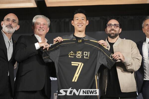 '손흥민 유니폼 판매량 메시의 3배+LAFC 연봉 40% 차지' 미친 존재감, '오피셜' 공식 발언, "영입 매우 치밀하게 계획...모든 조건 충족"