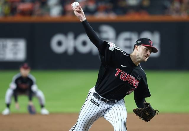 “좋은 동료들 만난 것 평생 기억 남을 것”…염갈량도 무릎 꿇게 한 LG 톨허스트의 미소 [LG V4]