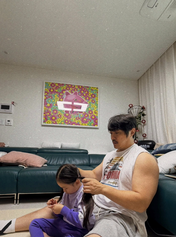 KCM, ‘딸바보 근육아빠’의 하루…둘째 머리 묶어주며 셋째 기다린다