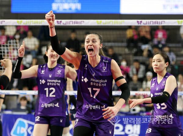 '레베카 34득점' 흥국생명, 5세트 접전 끝에 승리