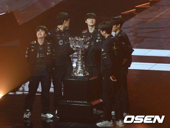 '페이커'-T1, KT 꺾고 롤드컵 사상 첫 '쓰리핏' 'V6' 기염...FMVP '구마유시' (종합)