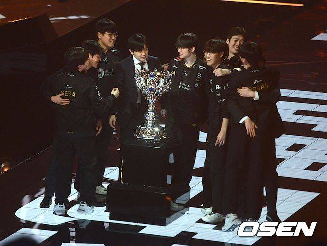 '페이커'-T1, KT 꺾고 롤드컵 사상 첫 '쓰리핏' 'V6' 기염...FMVP '구마유시' (종합)