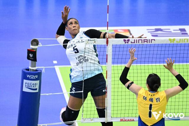 '49점+트리플크라운' 괴력의 실바 진짜 미쳤다, '5G 연속 5세트' GS칼텍스 구했다…현대건설 또 역전패, 양효진 22점 분전 [MD수원]