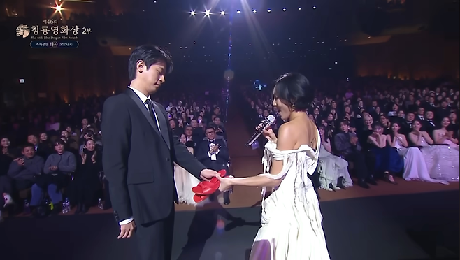 박정민, 전 연인과 재결합 했다…화사와 청룡영화제 무대서 연인 케미 폭발