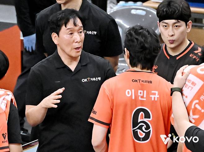 OK저축, 삼성화재 3-0 완파…신영철 감독 V리그 최초 300승 달성