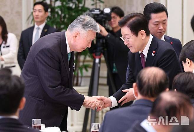 이재명 대통령, 청와대 영빈관서 대한노인회 초청 오찬…'기본 복지는 촘촘하게' [뉴시스Pic]