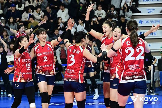 '정관장 제물로 연패 탈출' IBK, 2025년 마지막 경기 웃다…중위권 도약 희망 'UP'