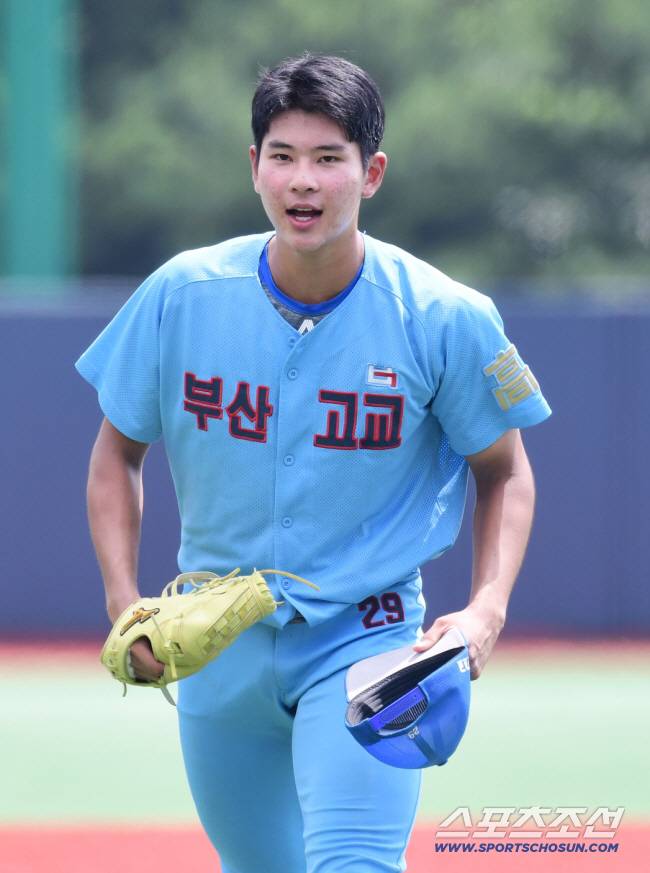 추신수 직속후배 맞네! '152㎞' 강속구 던지는 부산고 오타니, 관건은 체력…ML 시선 "타자로도 괜찮겠는데?"