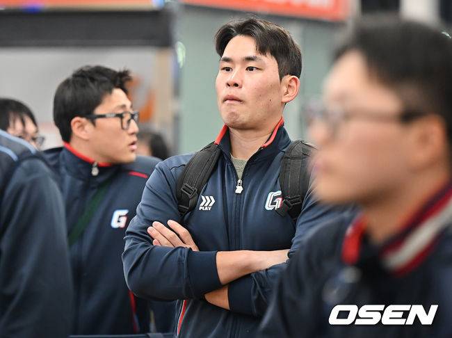 김진욱, 많이 기다려야 하네 [사진]