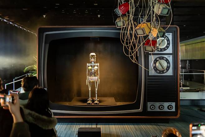 Nam June Paik's 1960s creation 'Robot K-456' walks again in new piece ...