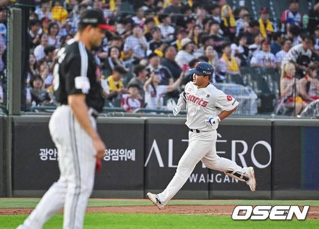 밀어쳤는데 타구속도 169.4km '괴력', 사직 무라카미 드디어 데뷔 첫 홈런 터졌다