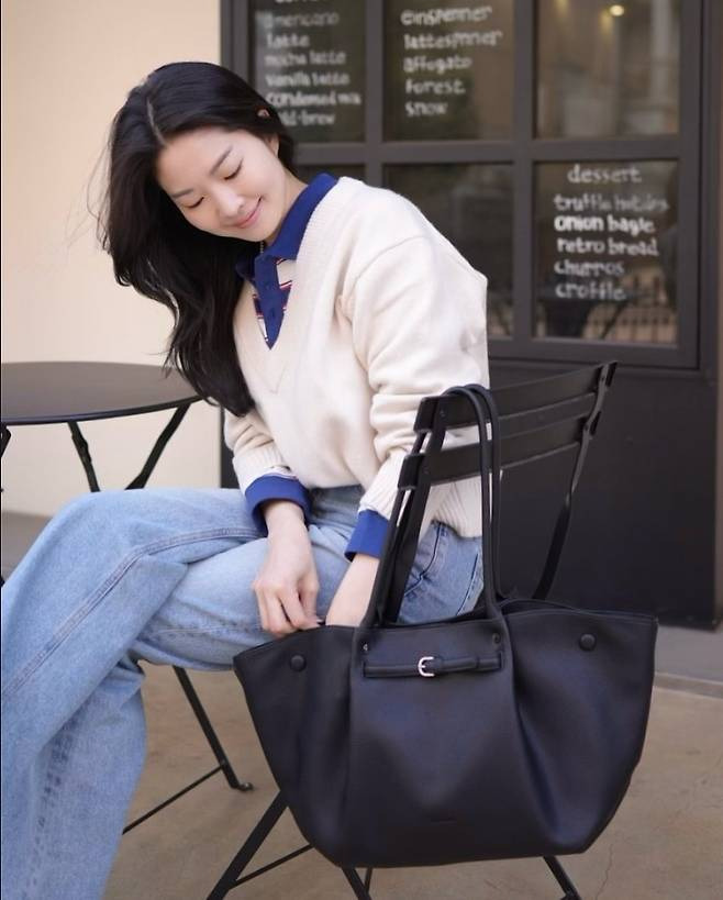 사랑이 꿀처럼 묻어난 사진 ️ 남편 눈엔 세상 제일 예쁜 아내 로맨틱한 외출룩 스타와 패션