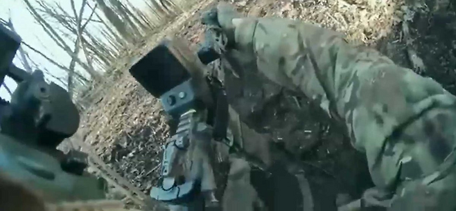 우크라이나 광섬유 드론 공격 민간 창고에 숨은 러시아 전차와 기갑부대 초토화 군사돋보기